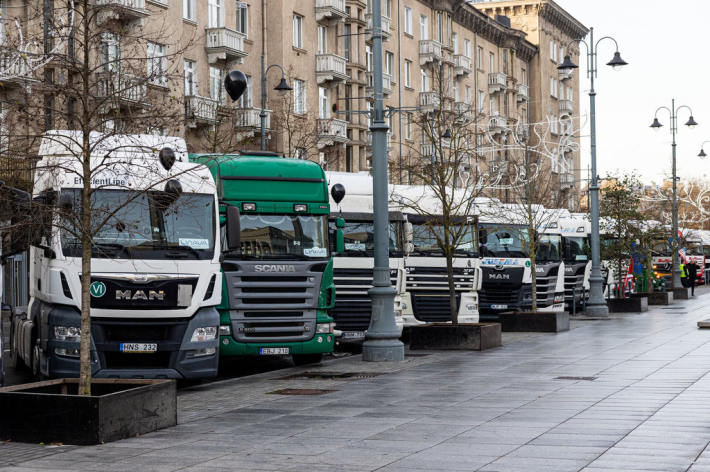 „Niekas neturėtų būti paliktas“: Gedimino prospekte rikiuojasi vežėjų vilkikai (papildytas ...